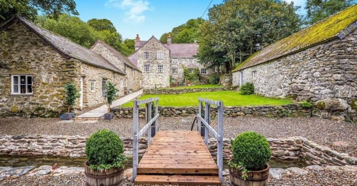 Historic farmhouse with medieval decor - Blog | Blue Brown